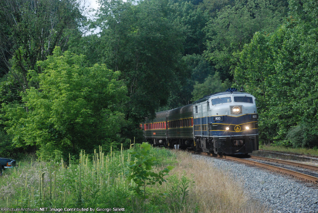 800 heads back south on the 5:10 train as some sun finally shows itself at the right time.